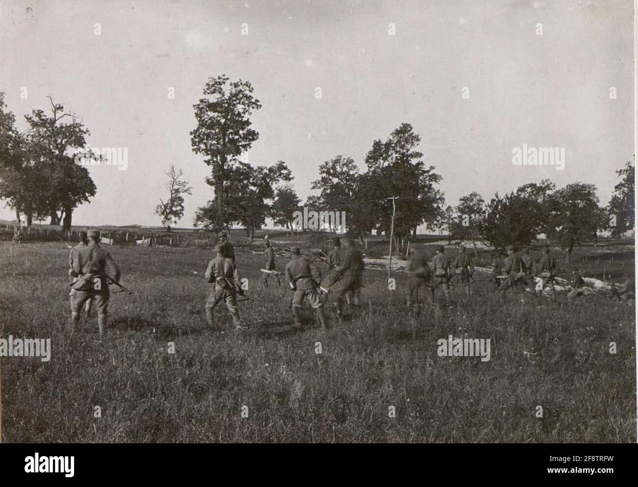 Infantry regiment 40 exercises behind the front Stock Photo - Alamy