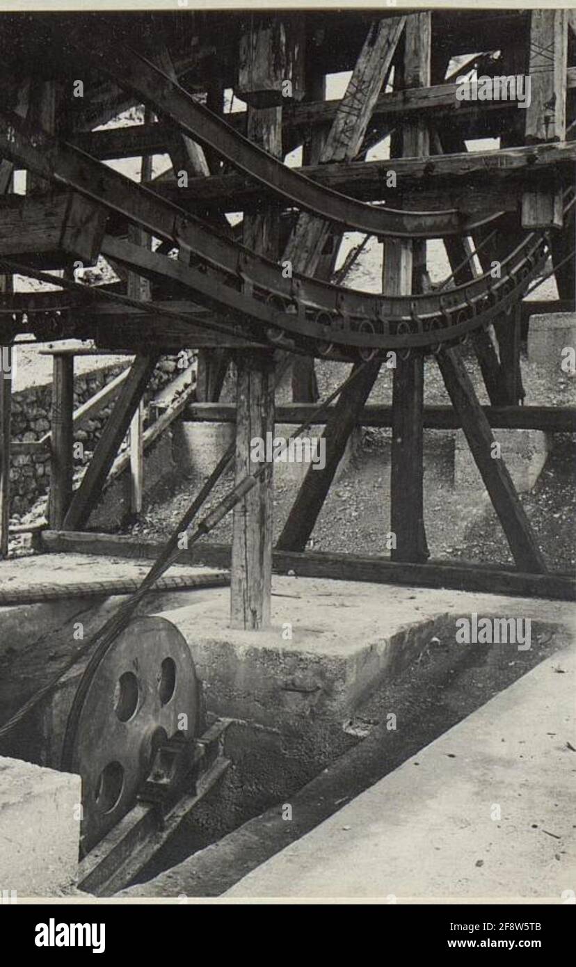 Intermediate station of the ITL. Lime rope station Stock Photo - Alamy