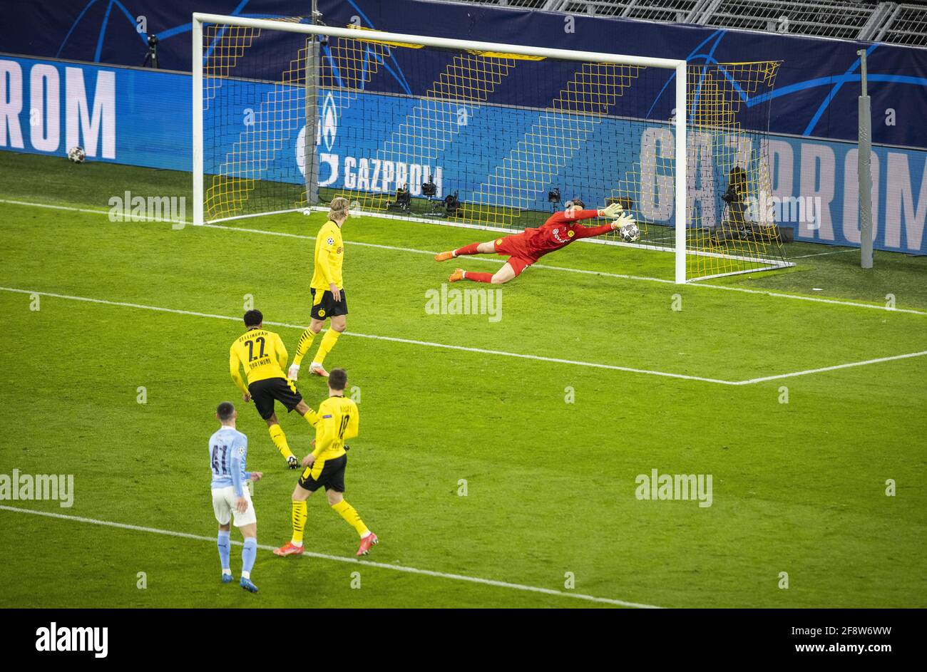 Tor zum 1:2 durch Phil Foden (City) gegen Torwart Martin Hitz (BvB ...