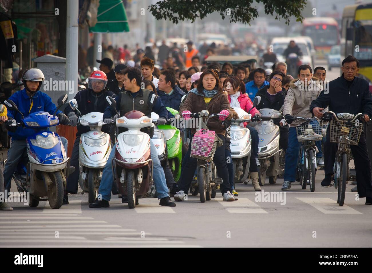 Big crowd hi-res stock photography and images - Alamy