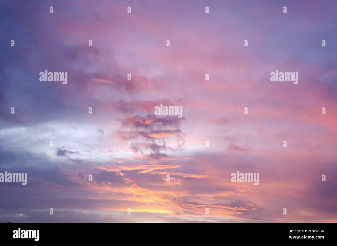 Skyscapes hi-res stock photography and images - Alamy