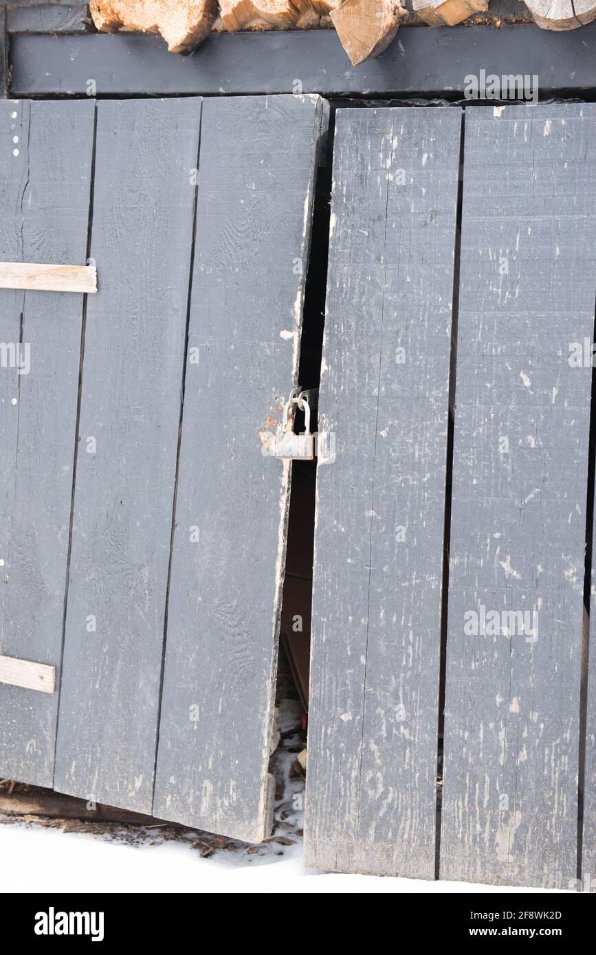 wooden gate with a lock in the wall of logs Stock Photo - Alamy
