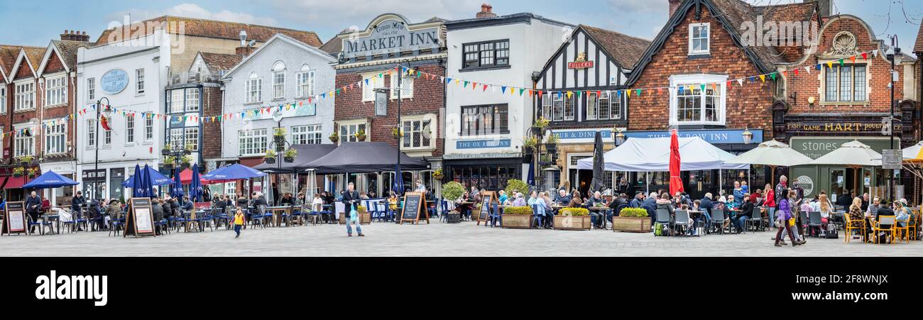 People enjoying a coffee and a drink in outdoor coffee shops in Market ...