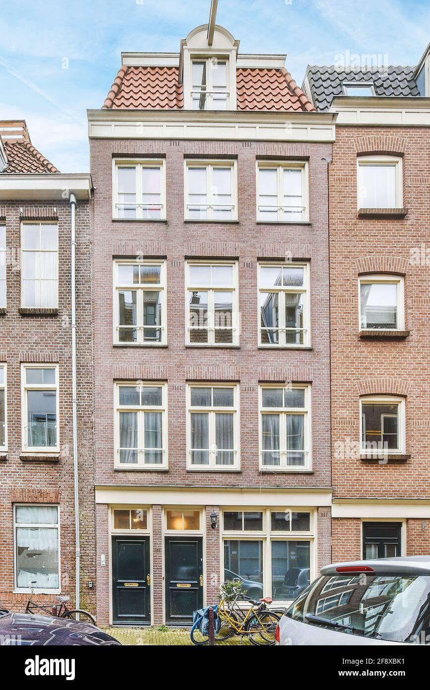 Facade of classic brick residential building in city Stock Photo - Alamy