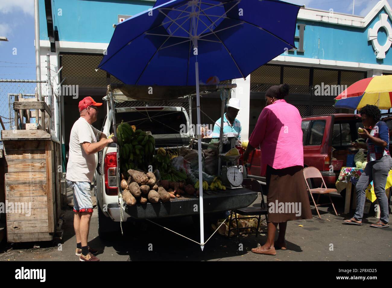 Woman buying fruit st hi-res stock photography and images - Alamy