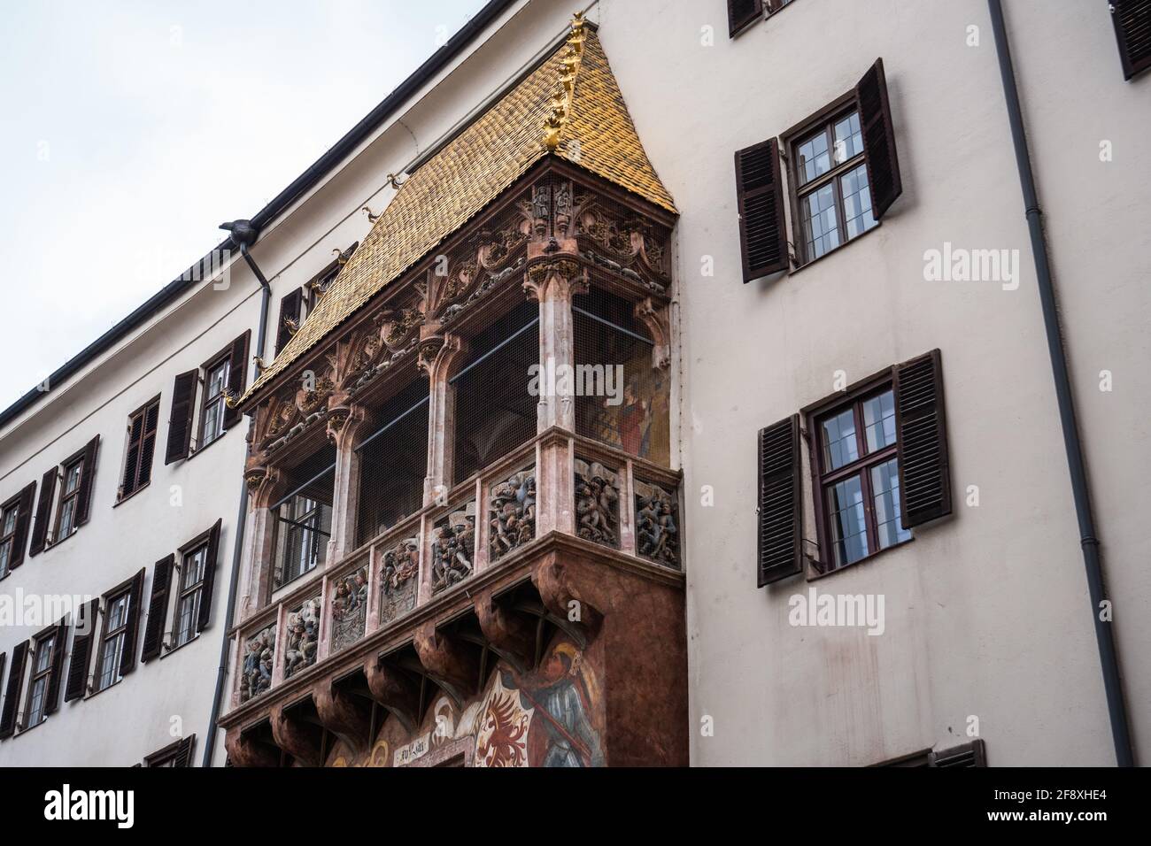 Golden roof tiles hi-res stock photography and images - Alamy