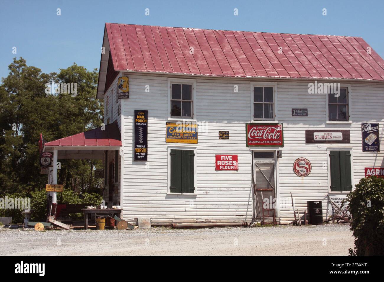 Antique store exterior hi-res stock photography and images - Alamy
