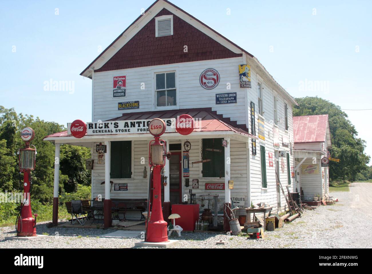 Old fashioned store front america hi-res stock photography and images ...