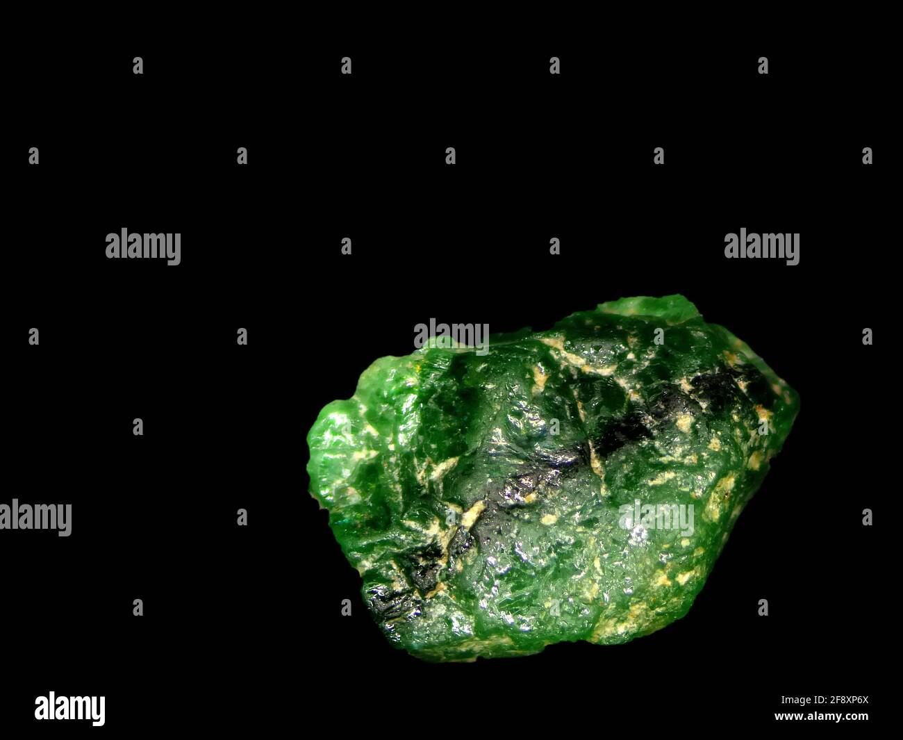 Emerald on black background hi-res stock photography and images - Alamy