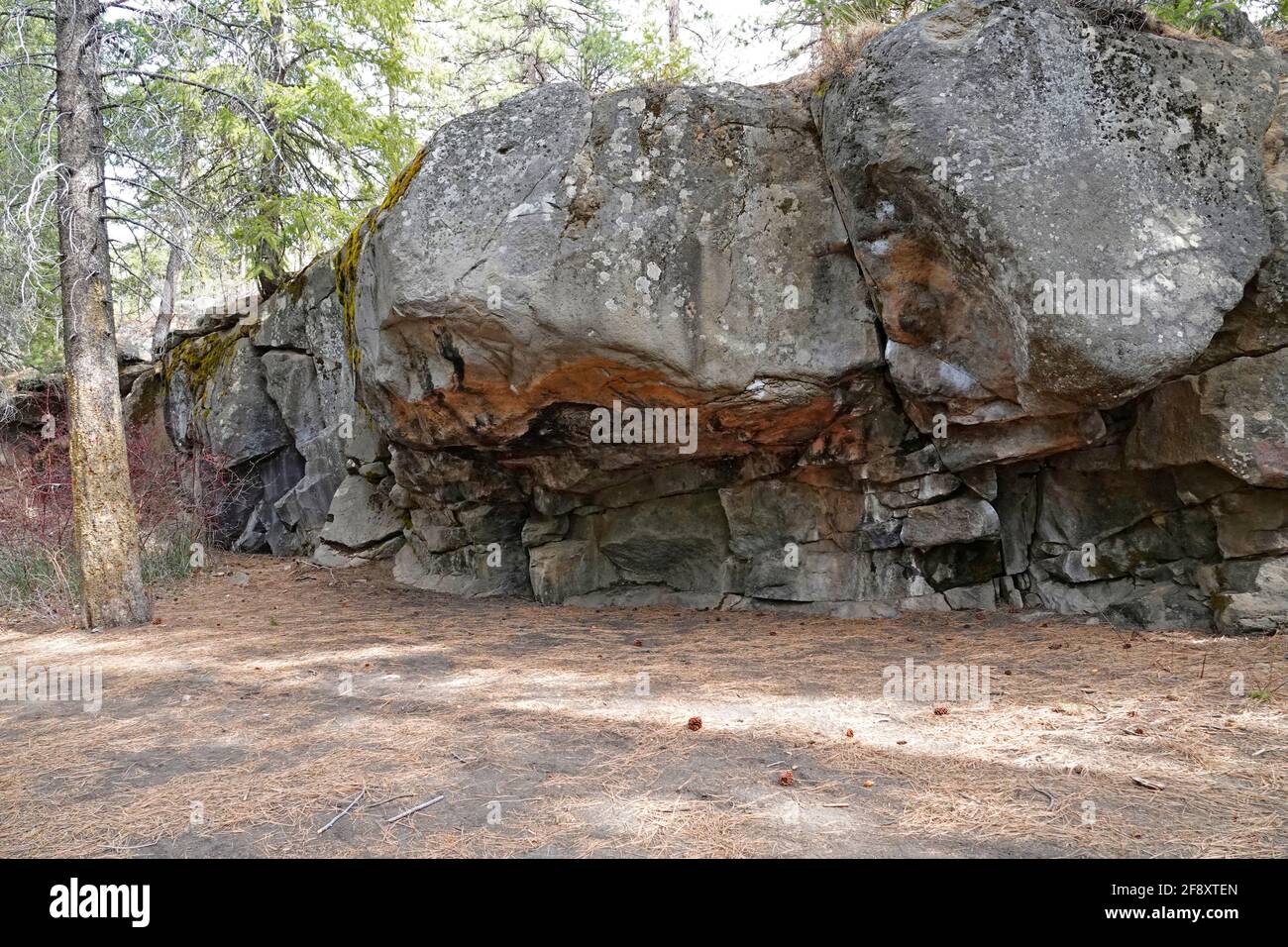 Prehistoric rock shelter hi-res stock photography and images - Alamy
