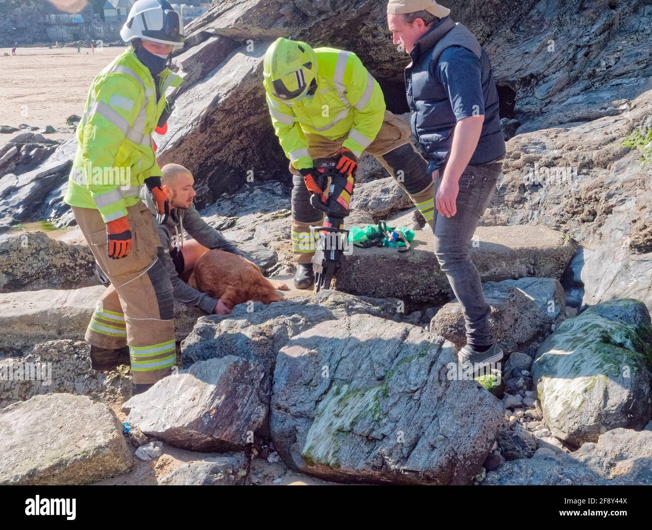 Newquay, Cornwall, A Dramatic rising tide dog rescue. The "Jaws of Life ...