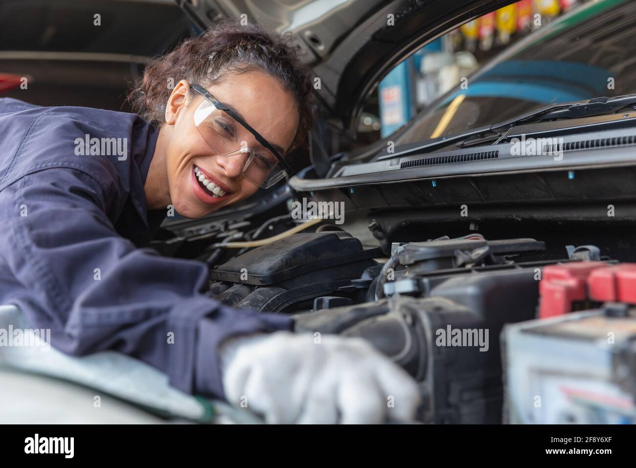 Female mechanic smile hi-res stock photography and images - Alamy