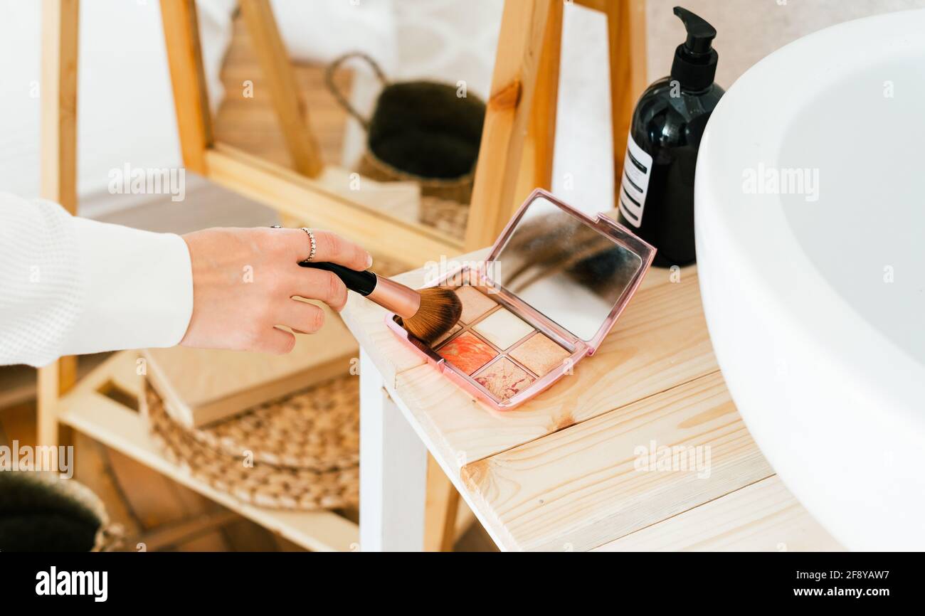 woman doing makeup Stock Photo - Alamy