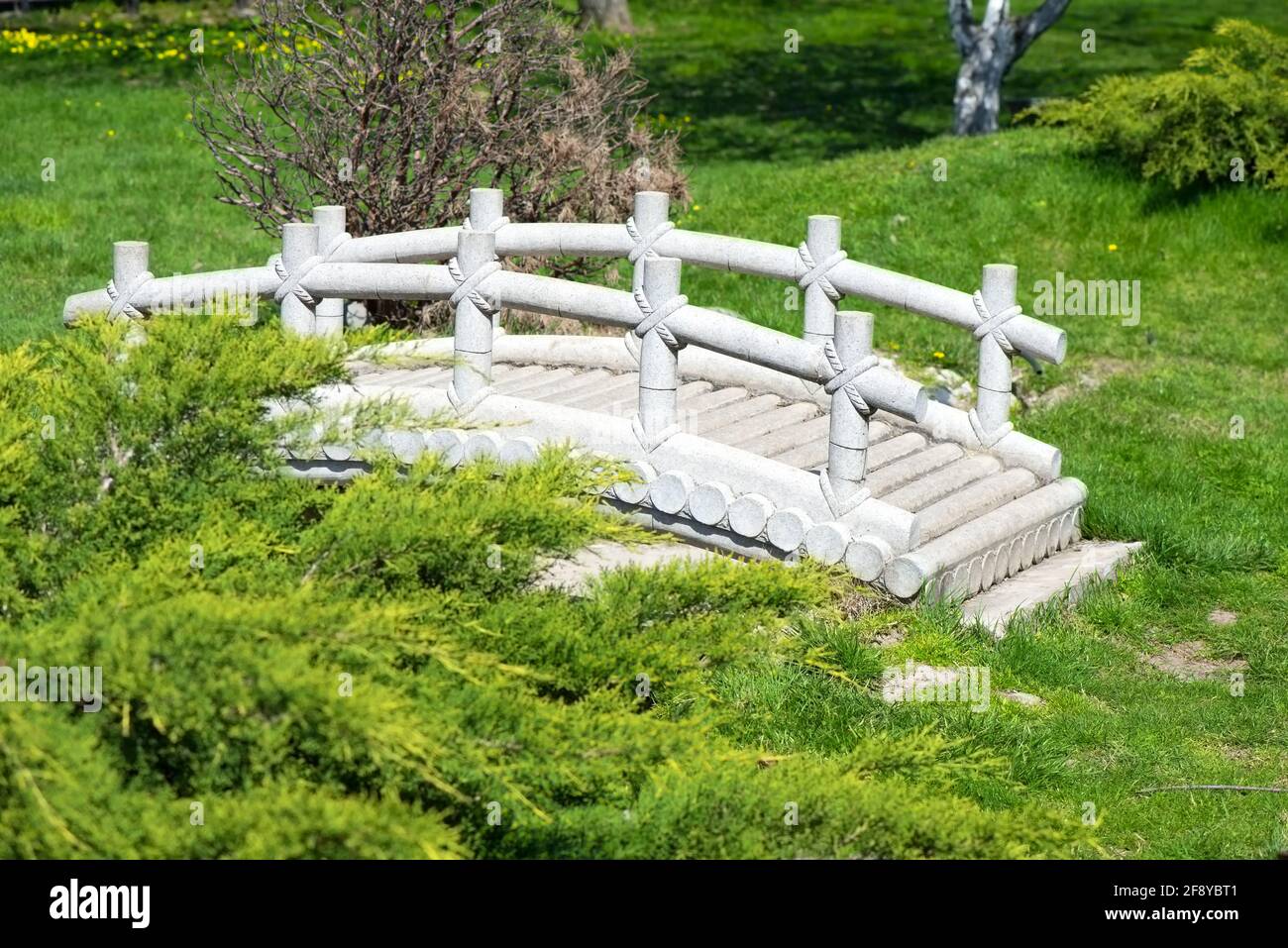 White bridge in garden hi-res stock photography and images - Alamy