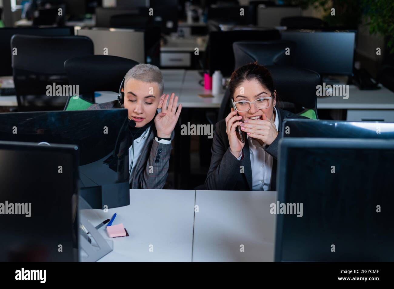 Private conversation office hi-res stock photography and images - Alamy