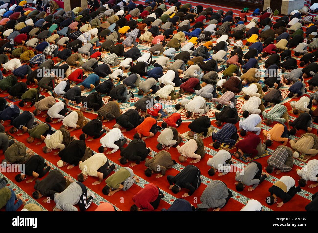 Kurdish muslims praying in mosque hi-res stock photography and images ...