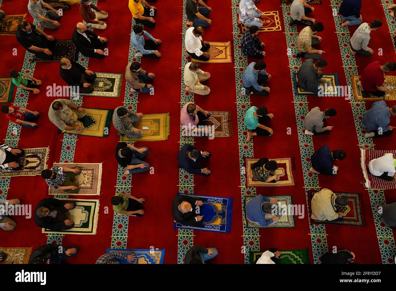 Kurdish muslims praying in mosque hi-res stock photography and images ...
