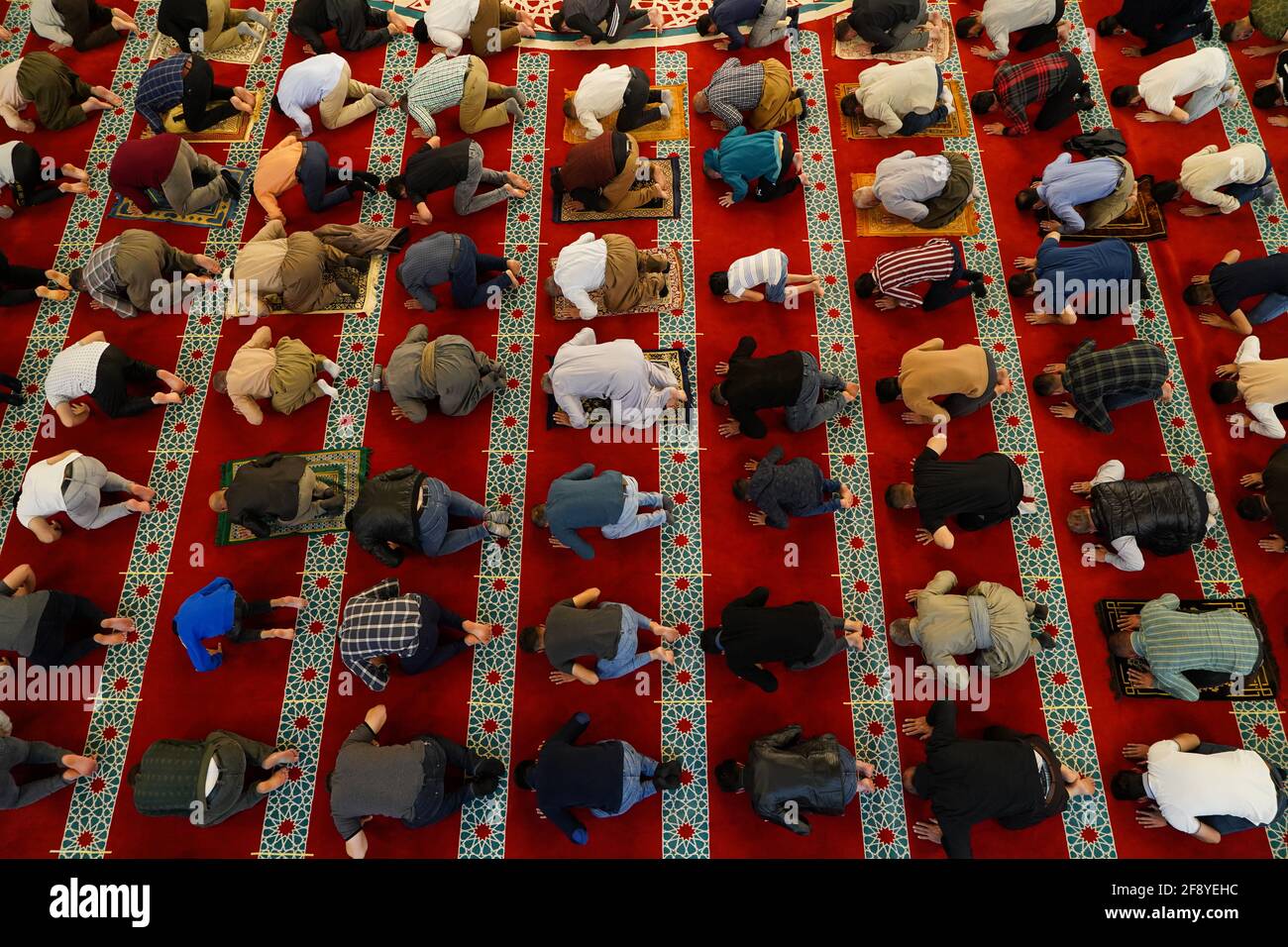 Duhok, Iraq. 13th Apr, 2021. Iraqi Kurdish people maintain social ...