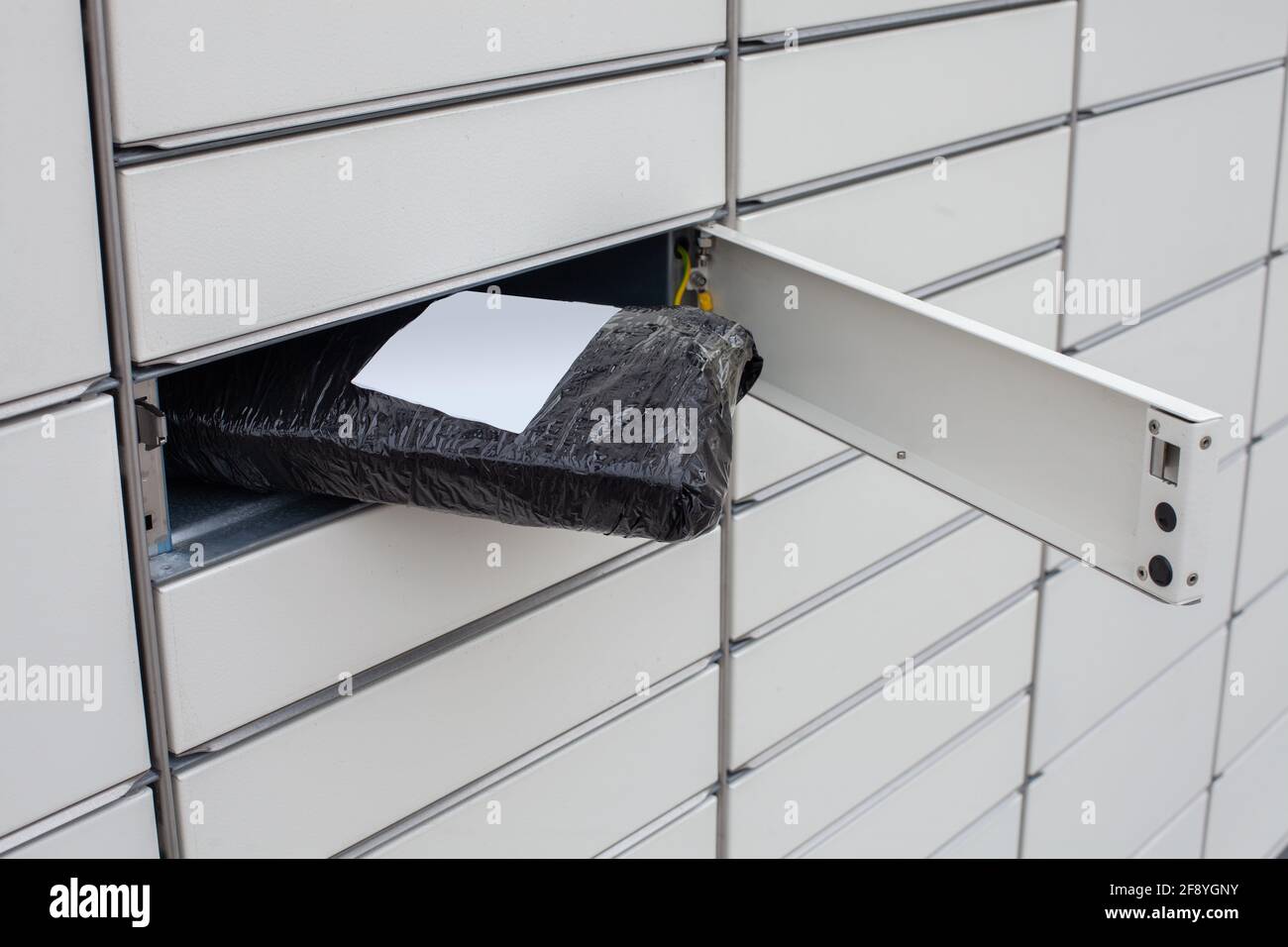 Self service parcel collection hi-res stock photography and images - Alamy