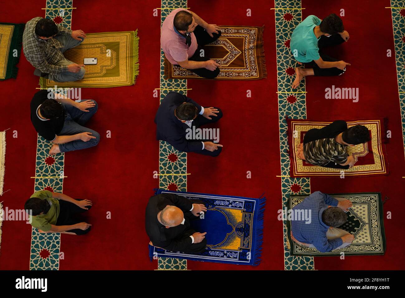 Iraqi Kurdish people maintain social distance as they offer Tarawih ...