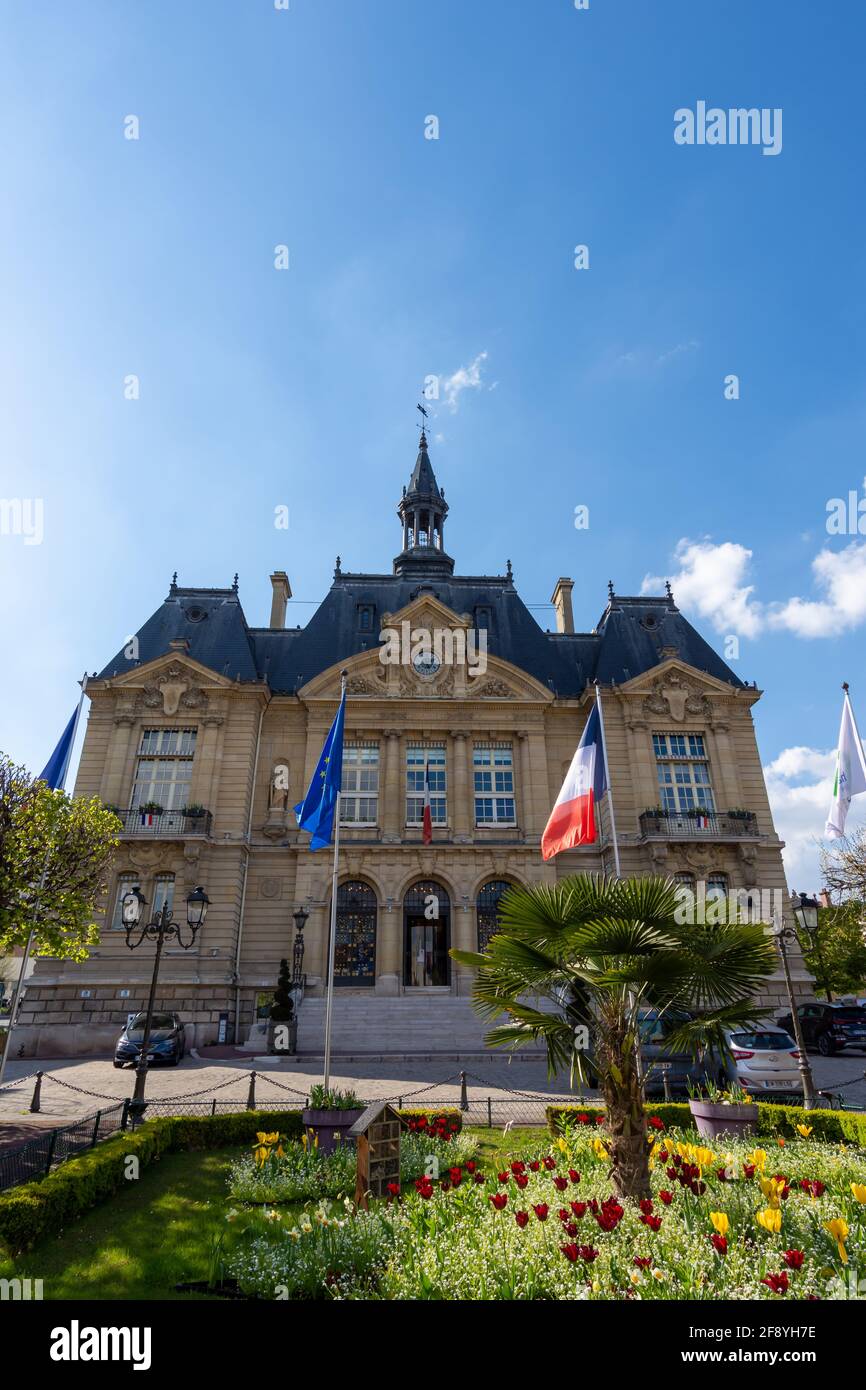 Exterior view of the city hall of Suresnes, a town in the Hauts-de ...