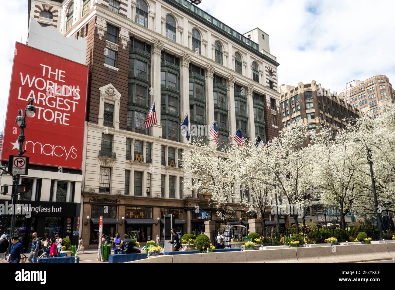 Herald Square Park is beautiful in the springtime, New York City, USA ...