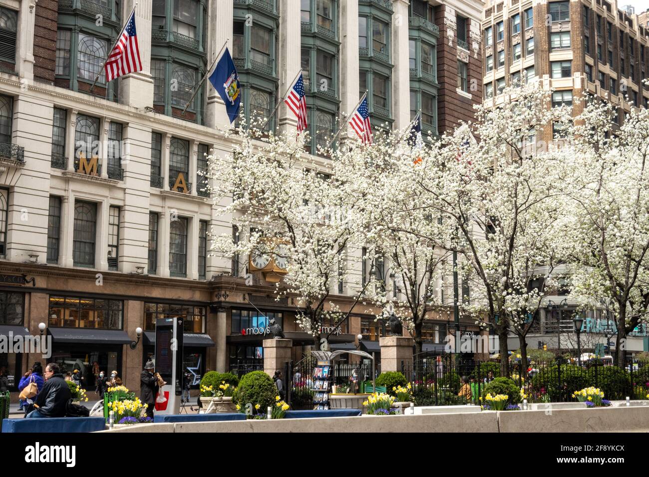 Herald square tables people hi-res stock photography and images - Alamy