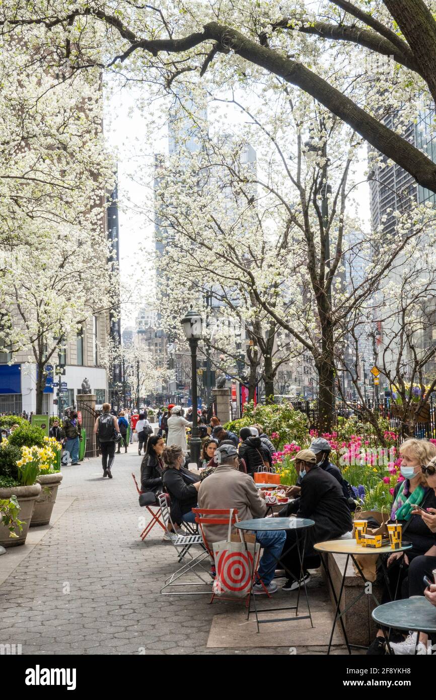 Herald square tables people hi-res stock photography and images - Alamy