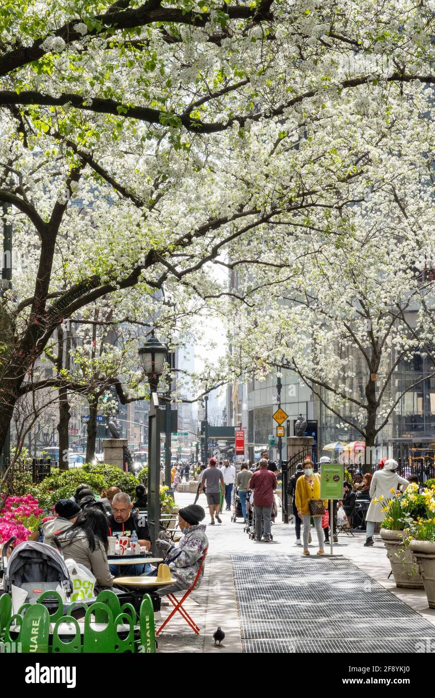 Herald square tables people hi-res stock photography and images - Alamy