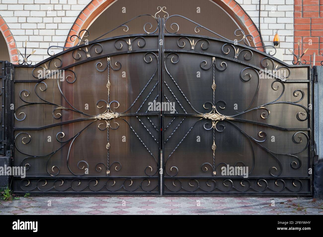 Doorway entrance gate courtyard hi-res stock photography and images - Alamy