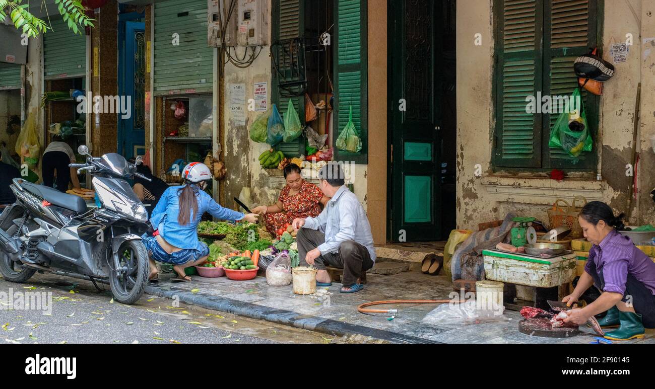Street food seller on pavement in Hanoi, Vietnam Stock Photo - Alamy