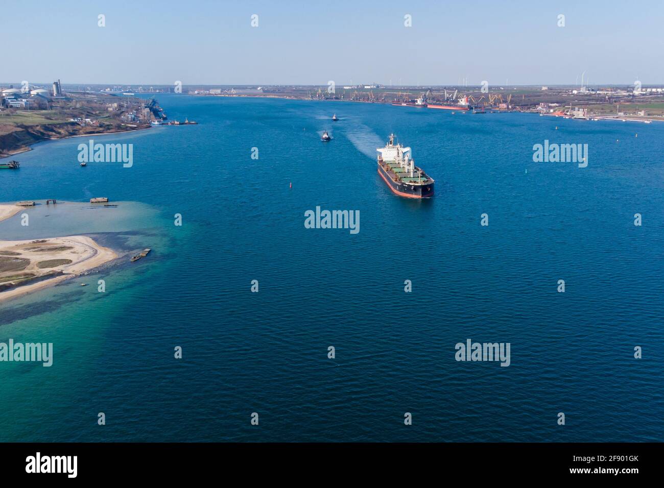 Bulk carrier ship birds eye view hi-res stock photography and images ...