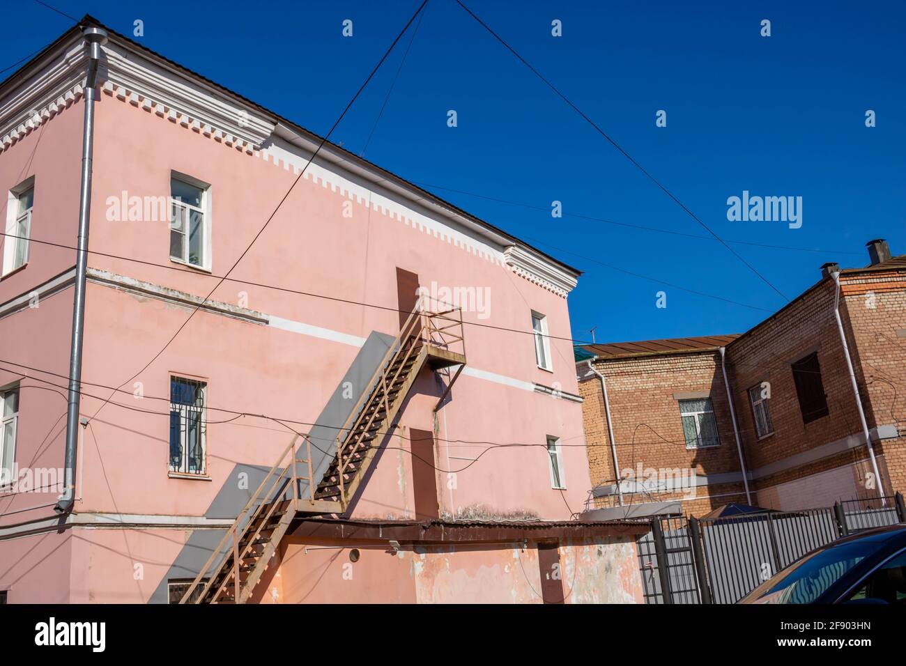 Exterior fire escape on side of the building hi-res stock photography ...