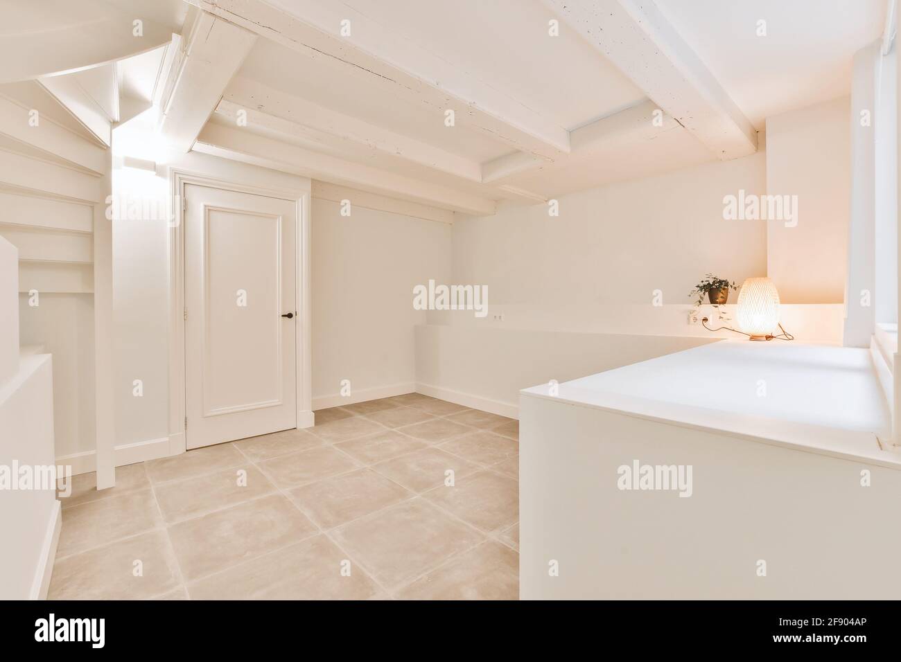 Spacious empty room Stock Photo - Alamy