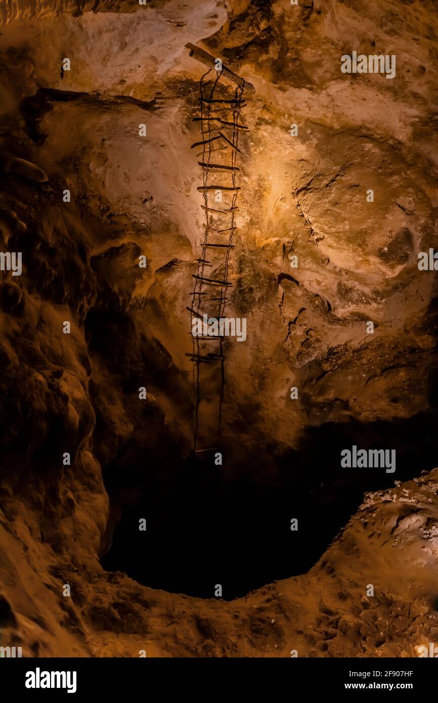 Carlsbad cavern ladder hi-res stock photography and images - Alamy
