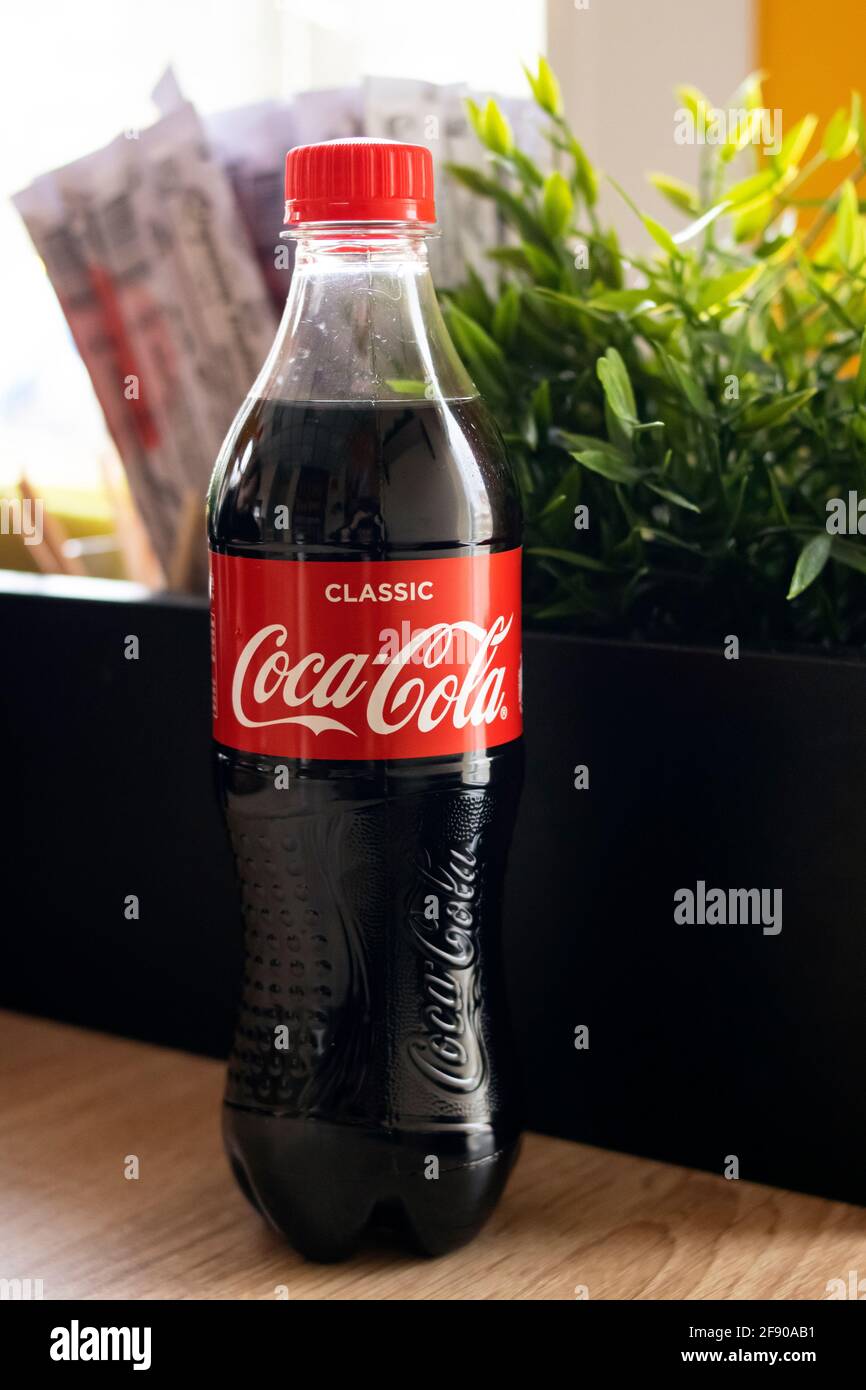 Single coca cola bottle hi-res stock photography and images - Alamy