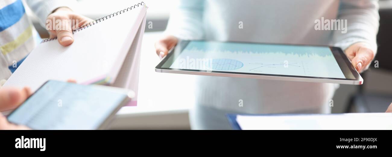 Business people tablet teamwork hi-res stock photography and images - Alamy