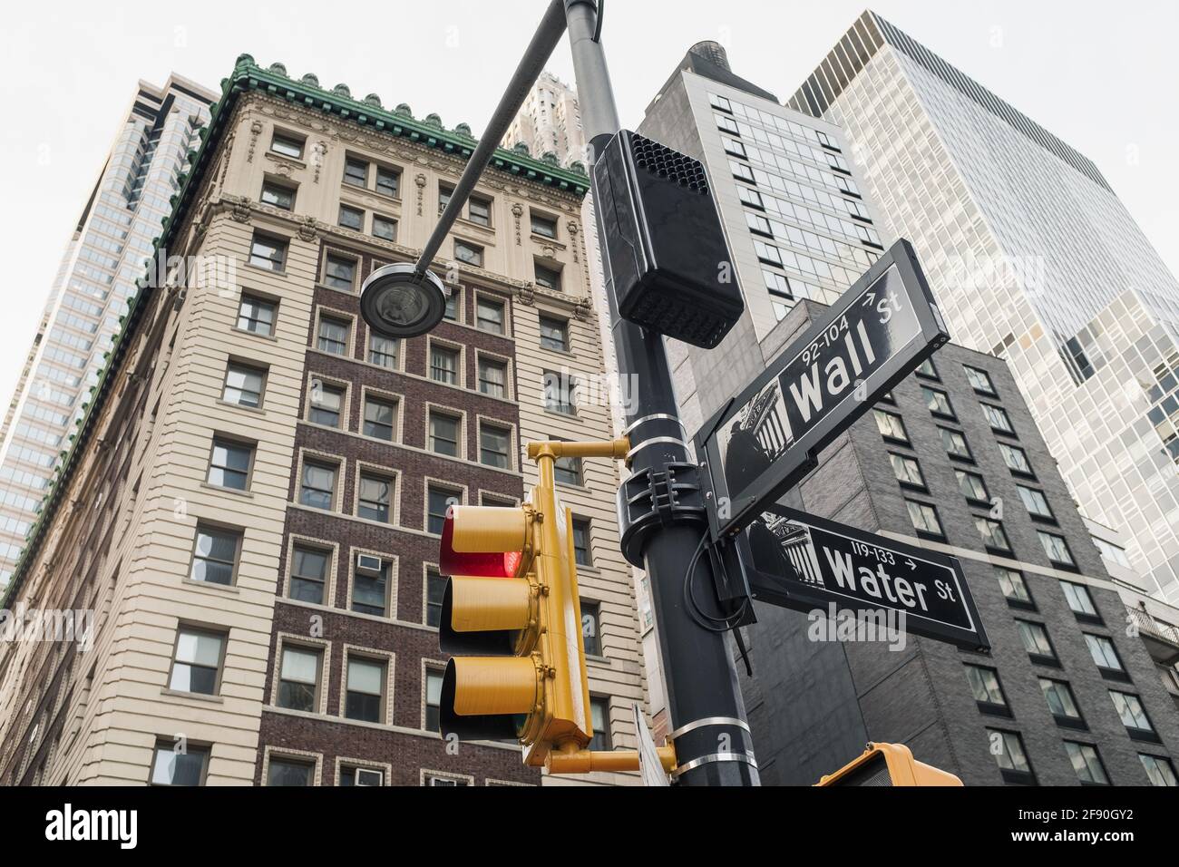 Traffic light on city street Stock Photo - Alamy
