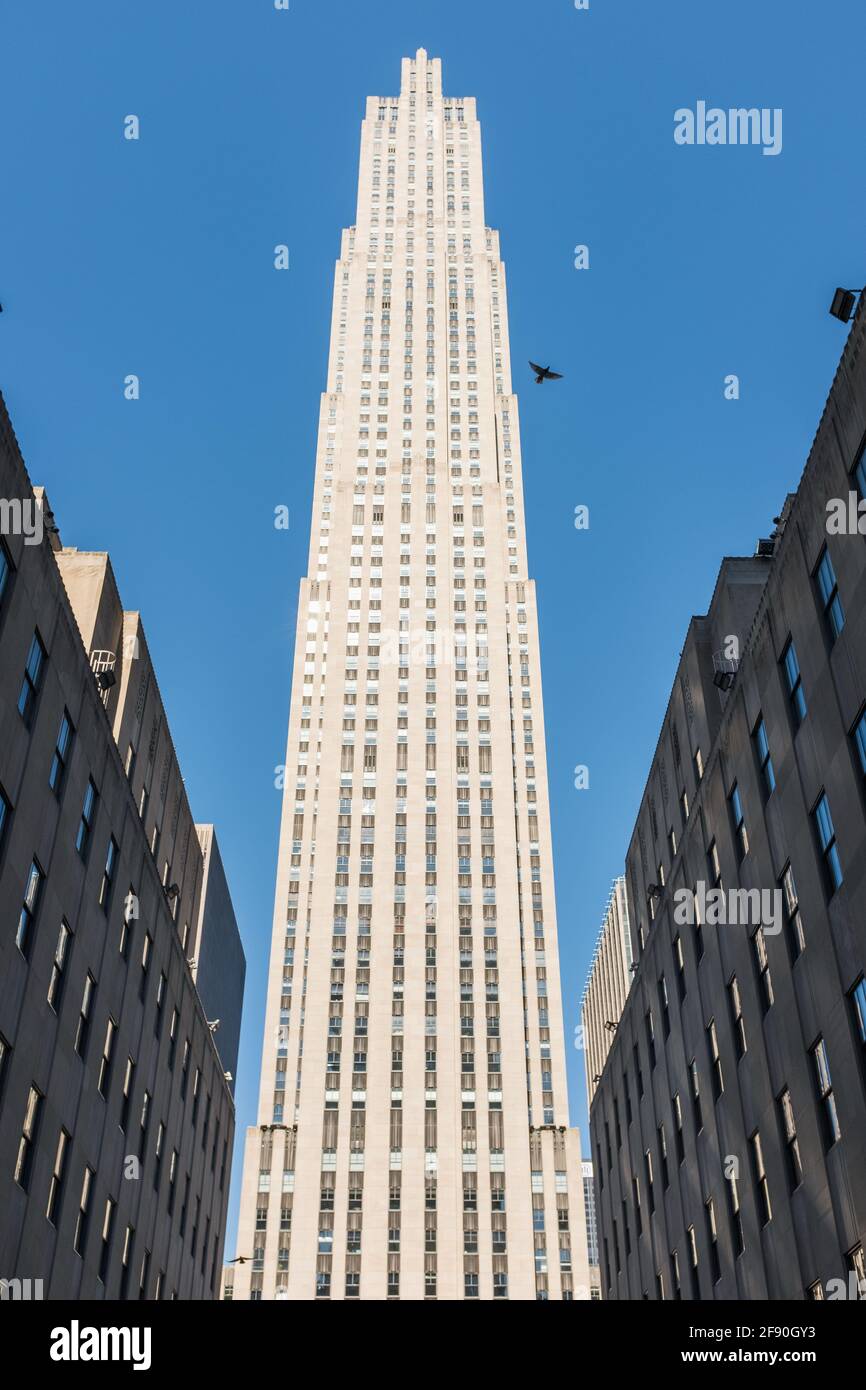 Cloudless symmetry hi-res stock photography and images - Alamy