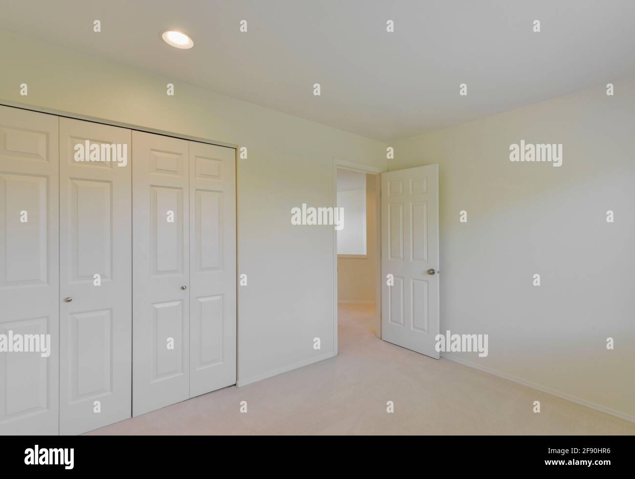 Empty bedroom wall hi-res stock photography and images - Alamy