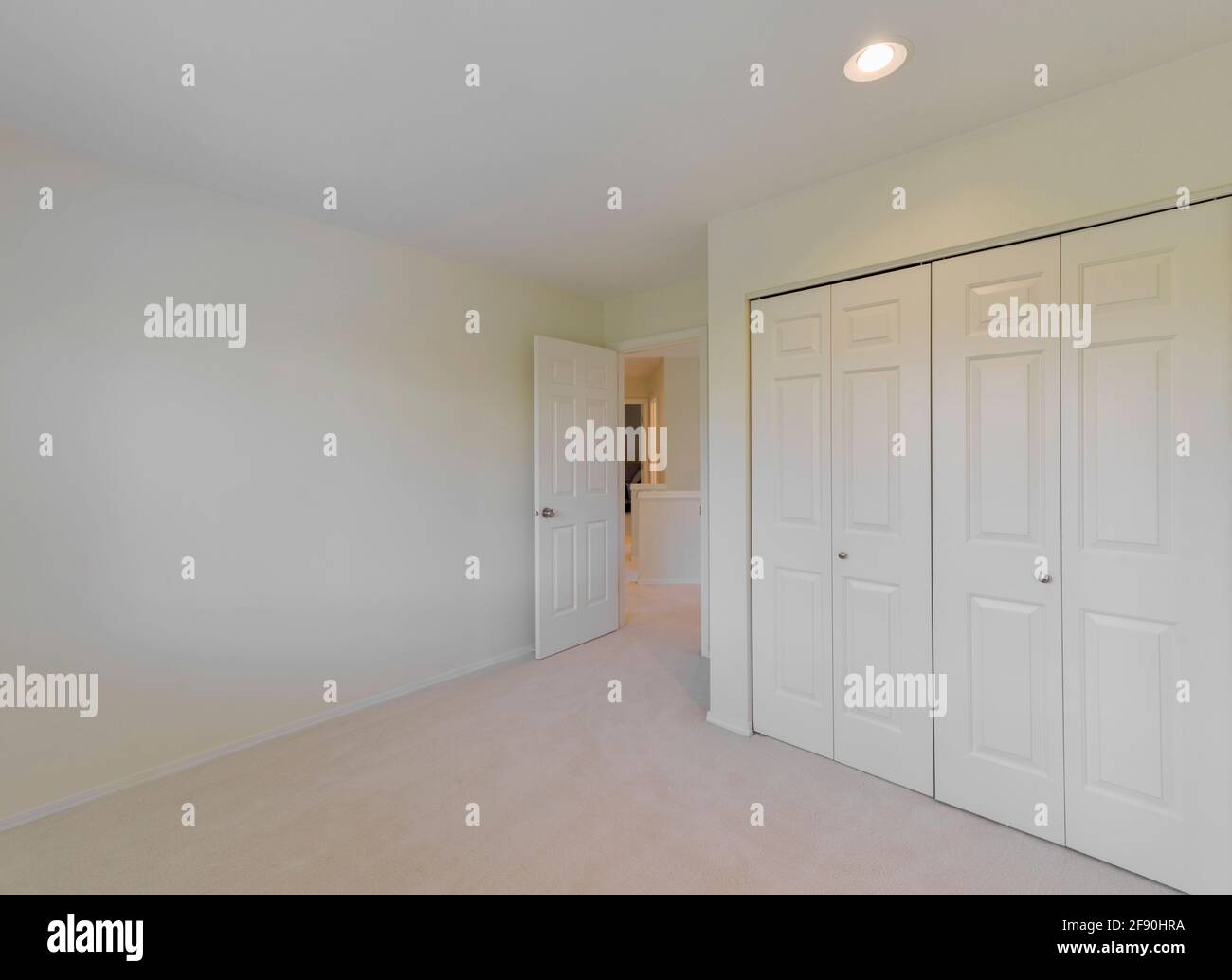 Empty modern residential bedroom interior Stock Photo - Alamy