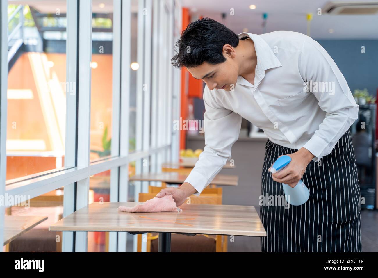 Table waiter hi-res stock photography and images - Alamy