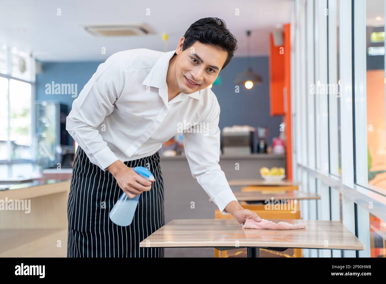 Waiter apron clean table hi-res stock photography and images - Alamy