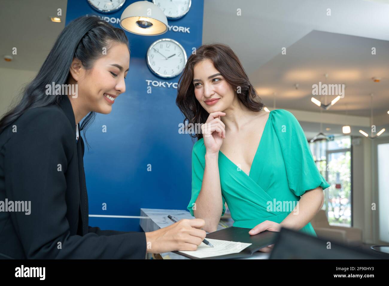 Check in reception front desk hi-res stock photography and images - Alamy