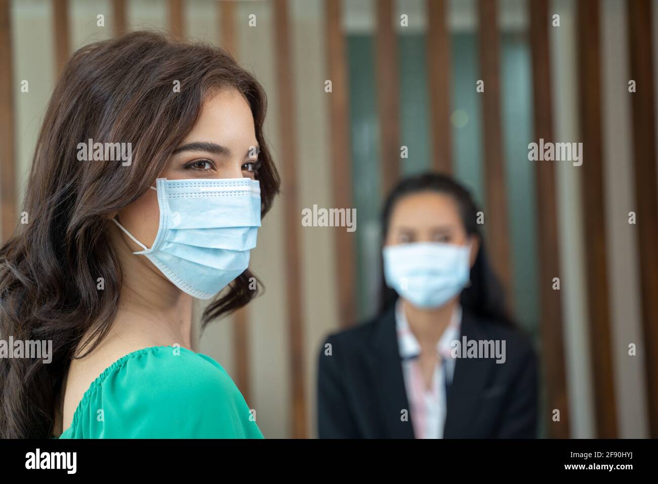 Hotel guest arrival hi-res stock photography and images - Alamy