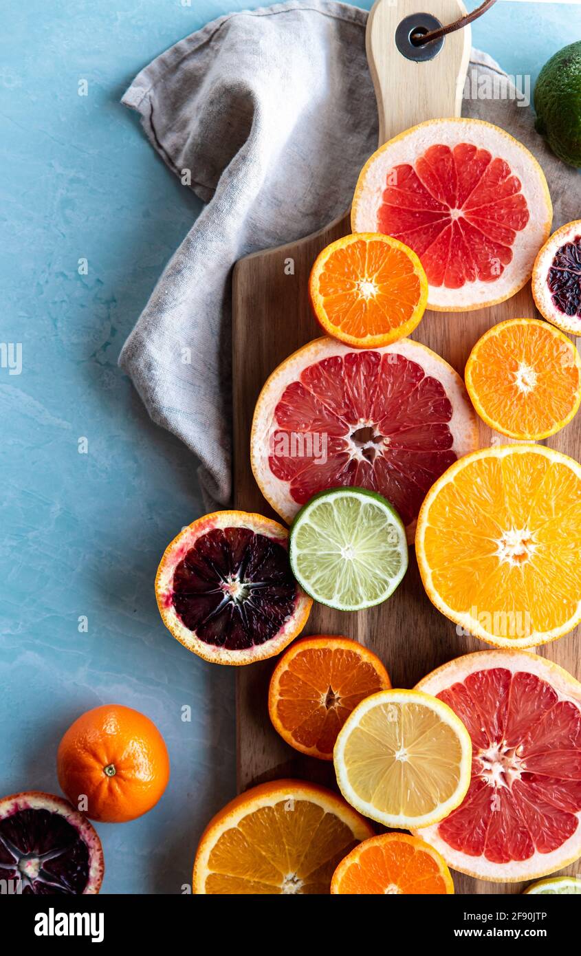 Citrus cutting board background hi-res stock photography and images - Alamy