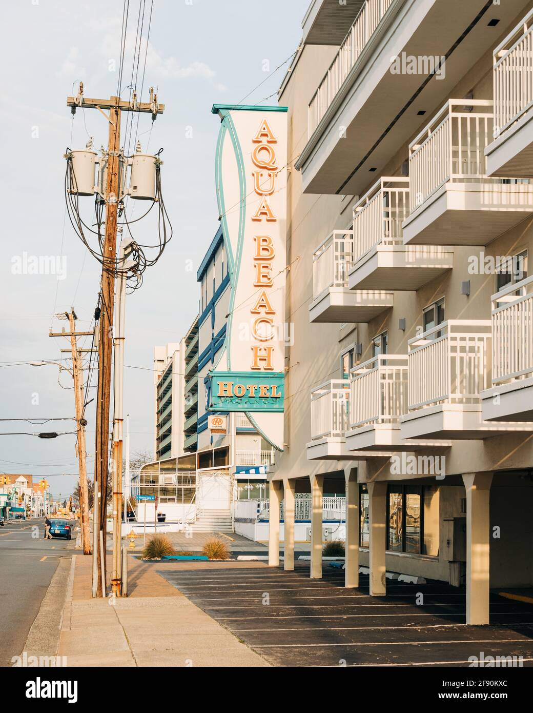 Vintage beach hotel sign hi-res stock photography and images - Alamy