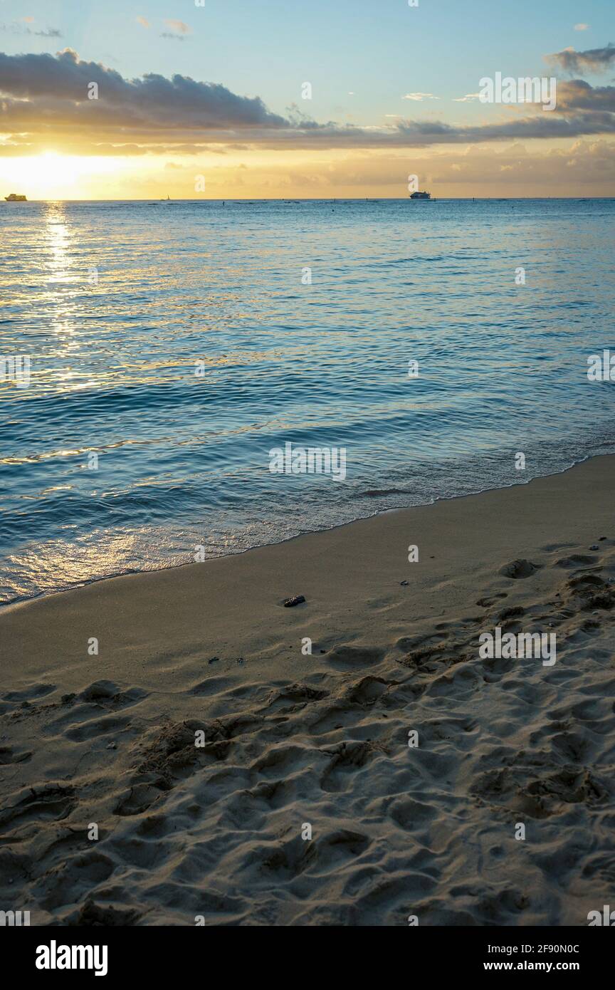 Gold coast waikiki oahu hawaii hi-res stock photography and images - Alamy