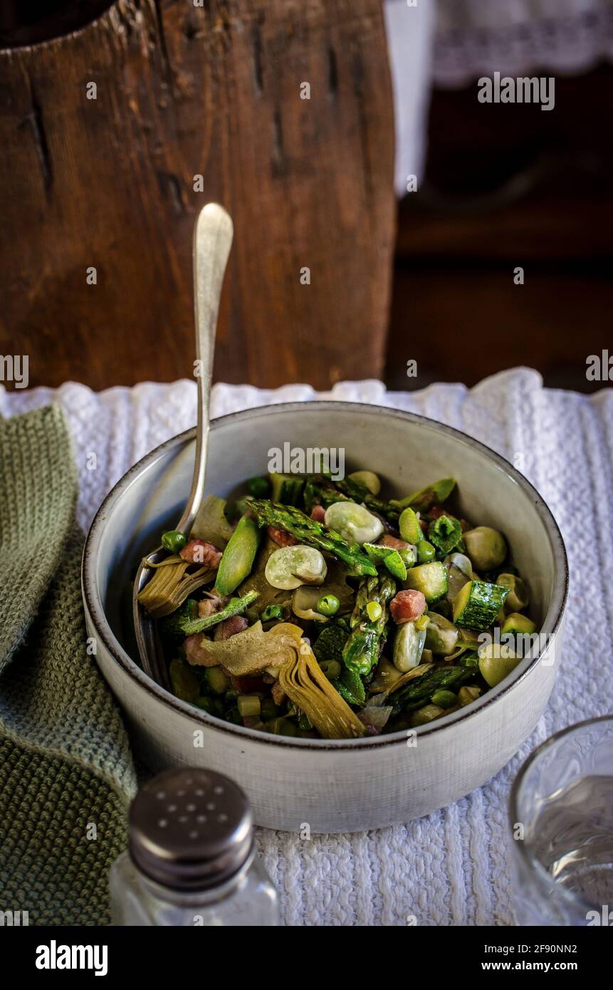 Vignarola (traditional vegetable stew Stock Photo - Alamy