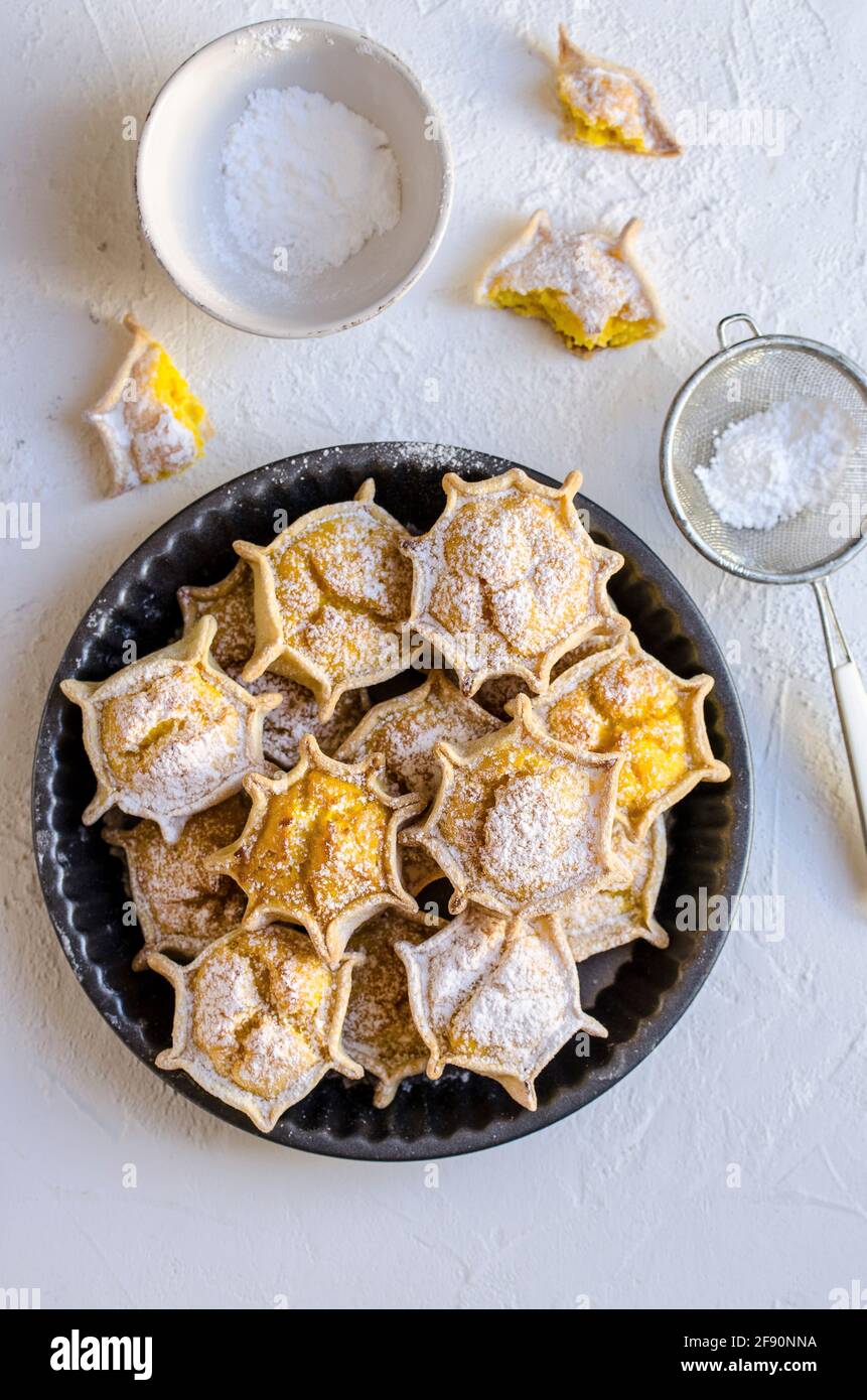 Saffron ricotta pastries (Pardulas Stock Photo - Alamy